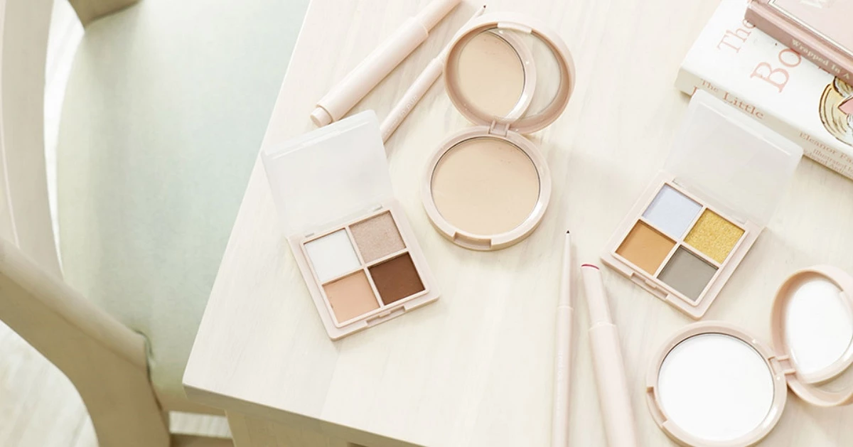 2025年日本百元商店「3COINS」熱門美妝好物10款：方便攜帶美髮梳、多功能四色眼影盤、便攜美容電器梳等。 - PressMega